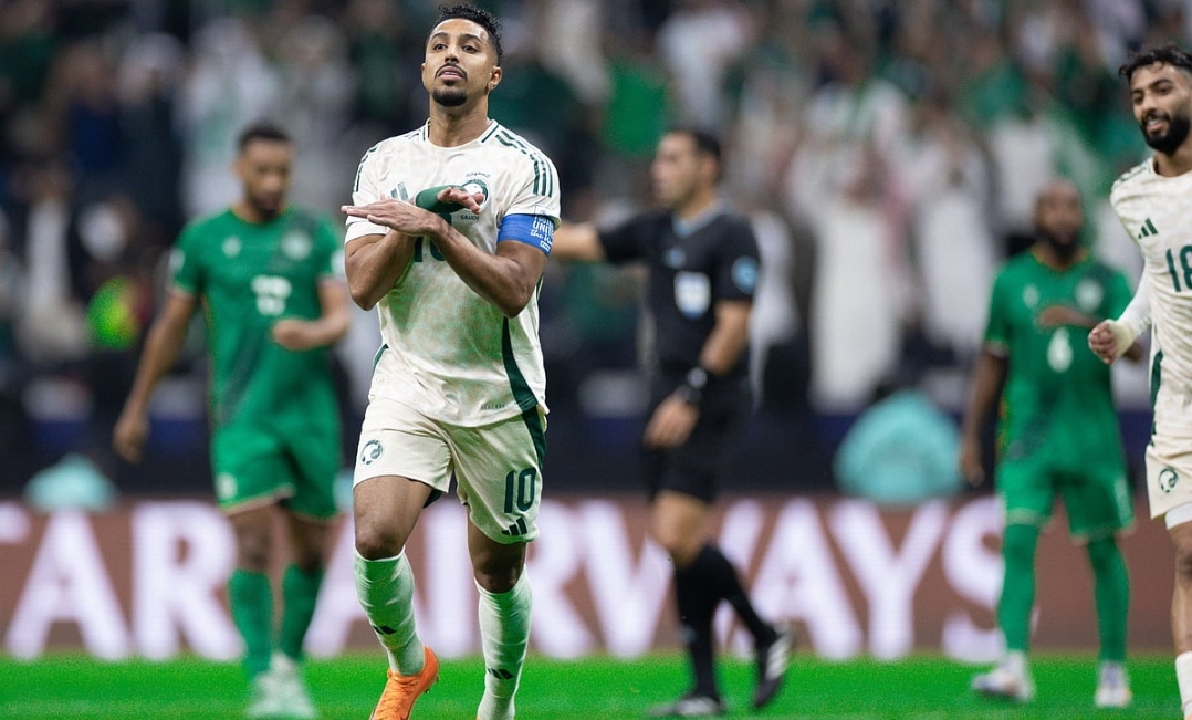 The Saudi national team resumes training in preparation for their match ...